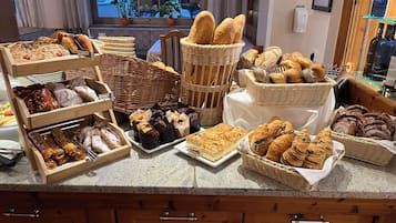Café da manhã com buffet grátis todos os dias