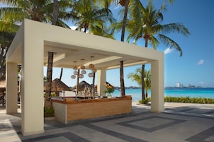 Bar à beira da piscina