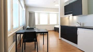 Estúdio Standard, 2 camas individuais | Cozinha privada | Um frigorífico, um micro-ondas, uma cafeteira/bule