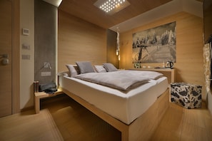 Quarto casal ou duplo clássico, 1 cama de casal ou 2 camas de solteiro, banheiro privativo | Edredons de pluma, cofres nos quartos, individualmente mobiliados
