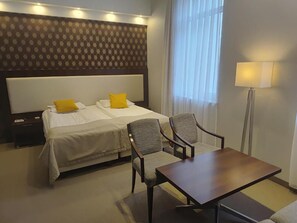 Quarto Superior | Roupa de alta qualidade, minibar, cofre com capacidade para portátil 