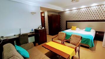 Quarto casal standard | Roupas de cama premium, frigobar, cofres nos quartos, escrivaninha