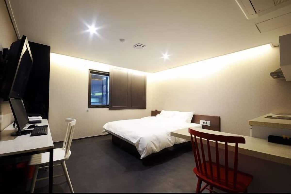 Roupa de alta qualidade, edredões de penas, minibar