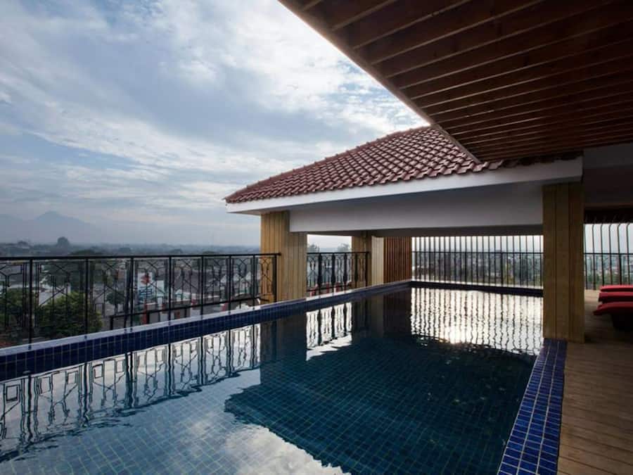 Piscina externa, espreguiçadeiras