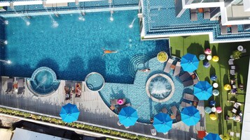 Piscina exterior, da(s) 07:00 à(s) 21:00, guarda-sóis, espreguiçadeiras 