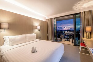 Quarto Deluxe, vista para o mar | Minibar, cofre no quarto, secretária, cortinas/cortinados opacos 
