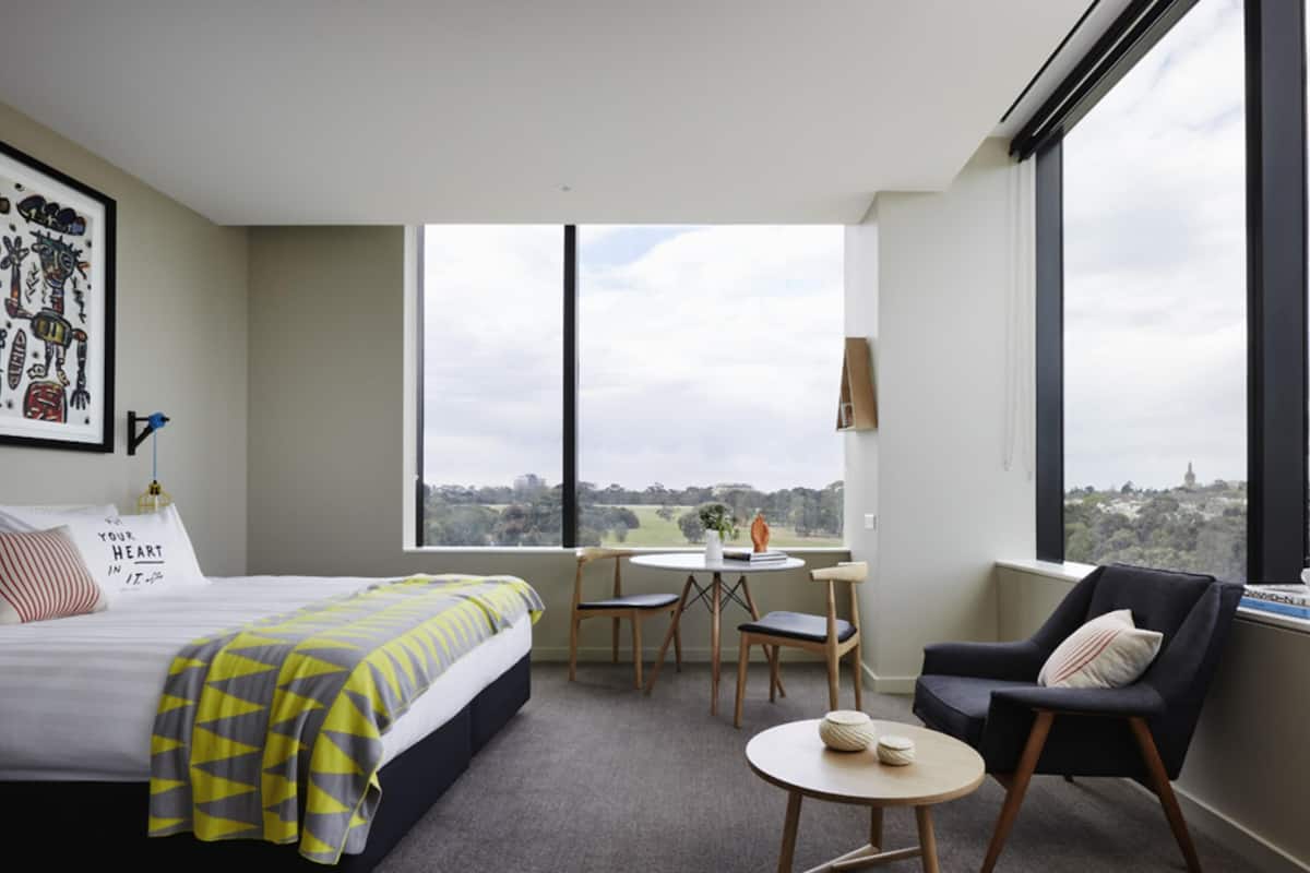 Quarto, 1 cama King, vista para o parque, no canto (Larwill) | Roupas de cama premium, frigobar, cofres nos quartos