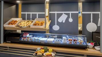 Pequeno-almoço tipo buffet diário mediante uma taxa