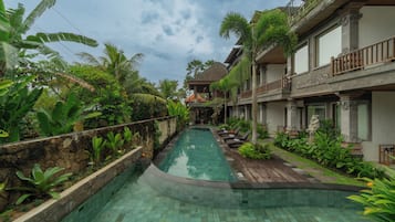 Piscina exterior, espreguiçadeiras