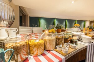 Café da manhã com buffet todos os dias (ZAR 235 por pessoa) 