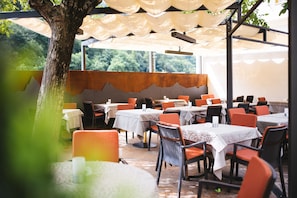 2 restaurantes, pequenos-almoços servidos, cozinha local 