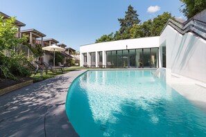 Piscina interior, piscina exterior sazonal, guarda-sóis 