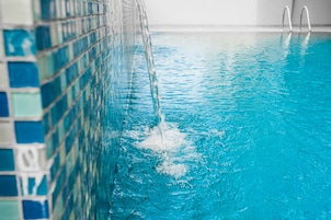 Piscina exterior, espreguiçadeiras