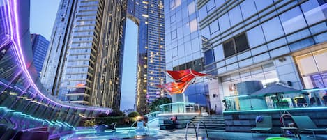 Piscina interior, piscina exterior sazonal