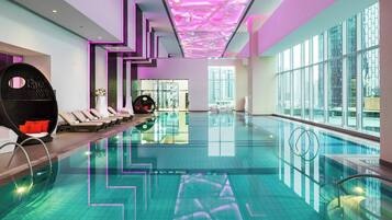 Piscina interior, piscina exterior sazonal