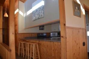 Casa de campo, 4 quartos | Cozinha privada | Cafeteira/chaleira, chaleira elétrica, cadeirão de bebê