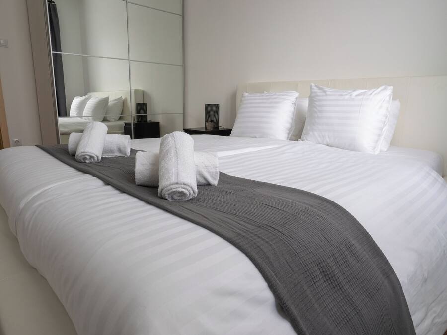 Apartamento, 2 quartos | Cofre no quarto, com decoração personalizada