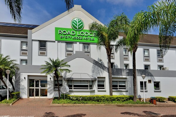 Um edifício moderno com uma placa indicando "ROAD LODGE BY CITY LODGE HOTELS".