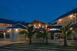 Fachada da propriedade à noite