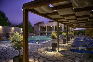Piscina exterior sazonal, espreguiçadeiras 