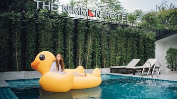 Piscina exterior, espreguiçadeiras