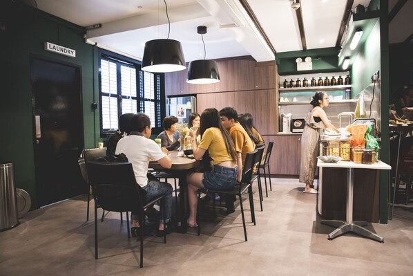 Café da manhã self-service grátis todos os dias