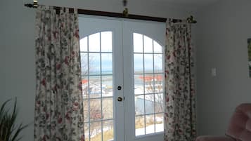 Apartamento, 1 quarto | Sala de estar | Televisor de 32 polegadas com canais por cabo, piso aquecido