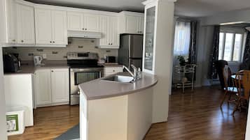 Apartamento, 1 quarto | Cozinha privada | Um frigorífico/congelador grande, um micro-ondas, um forno