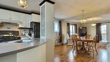 Apartamento, 1 quarto | Cozinha privada | Um frigorífico/congelador grande, um micro-ondas, um forno