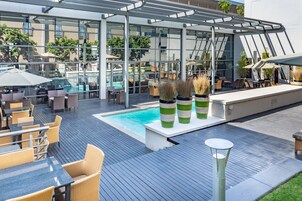 Piscina externa, espreguiçadeiras
