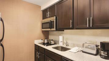 Geladeira grande, micro-ondas, lava-louças, cafeteira/chaleira