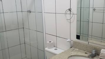 Quarto Familiar | Casa de banho | Um polibã, um secador de cabelo, toalhas fornecidas, sabão