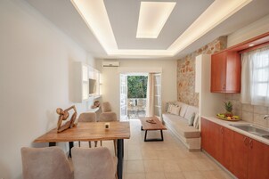 Apartamento de Luxo | Sala de estar | TV plasma, livros 