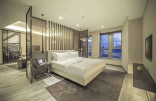 Quarto Deluxe, 1 cama king-size, Vista para a cidade | 1 quarto, roupa de alta qualidade, edredões de penas, cofre no quarto