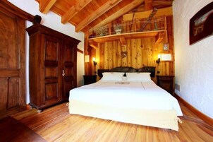 Quarto Casal Superior | Cofres nos quartos, individualmente decorados