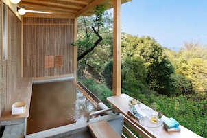 Suite Familiar (Japanese, Open-Air Hot Springs, Sora) | Casa de banho | Um polibã e uma banheira separados, uma banheira de imersão total 