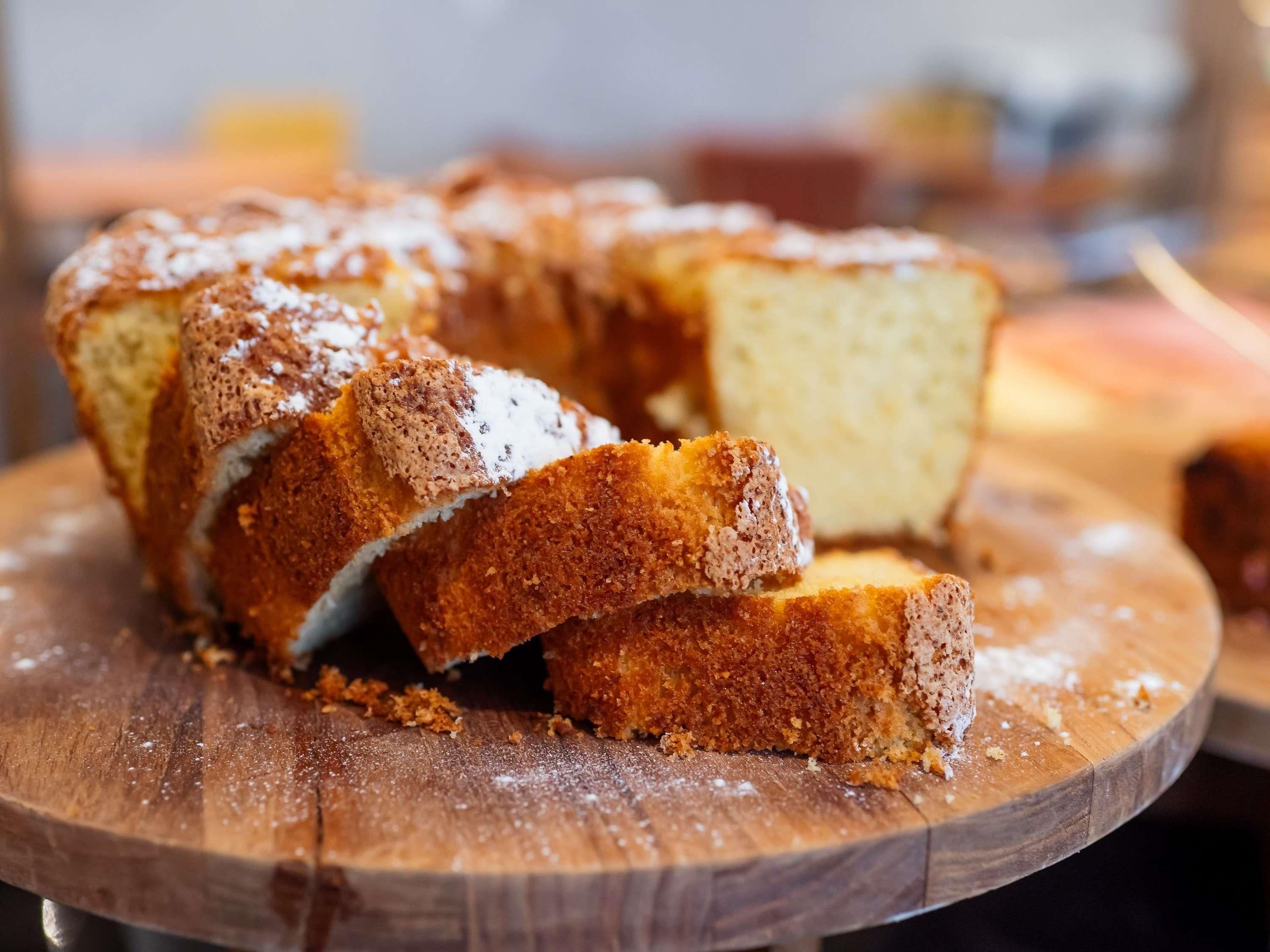 Uma barra de pão sobre uma tábua de cortar de madeira.