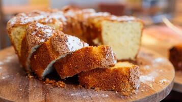 Uma barra de pão sobre uma tábua de cortar de madeira.