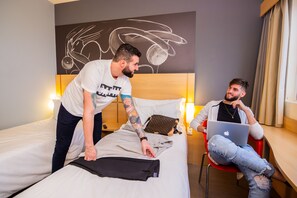 Apartamento standard, 2 camas de solteiro | Frigobar, cofres nos quartos, escrivaninha, cortinas blackout