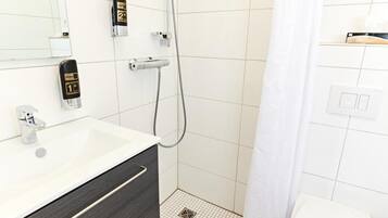 Um polibã, banheira de água mineral, um chuveiro fixo