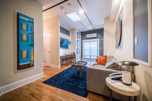 Penthouse de Luxo, 2 quartos, varanda | Sala de estar | Televisor LCD de 50 polegadas com canais digitais, televisor 