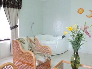 Romantic Suite with Jacuzzi and Living Area (Bugambilias) | Edredons de pluma, frigobar, cofres nos quartos