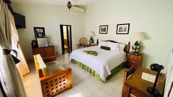 Suite with Sauna and Bathtub (Alcatraces) | Edredões de penas, minibar, cofre no quarto