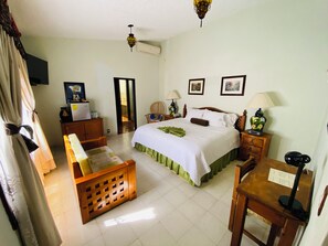 Suite with Sauna and Bathtub (Alcatraces) | Edredons de pluma, frigobar, cofres nos quartos