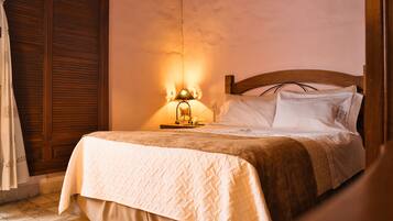 Family Bungalow, Ground floor and Kitchen (Anturios) | Edredões de penas, minibar, cofre no quarto