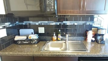 Quarto Duplo Standard para 1 Pessoa, 1 cama de casal, kitchenette, no rés do chão | Kitchenette privada | Um frigorífico, um micro-ondas, uma cafeteira/bule, uma torradeira