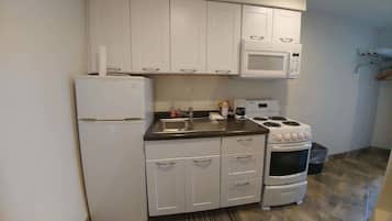 Quarto Duplo Deluxe, 2 camas de casal | Cozinha privada | Um frigorífico, um micro-ondas, uma cafeteira/bule, uma torradeira