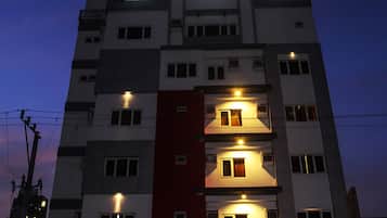 Fachada da propriedade à noite