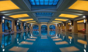 Piscina interna, piscina externa sazonal, guarda-sóis, espreguiçadeiras