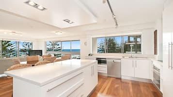 Apartamento superior, 3 quartos, vista para o oceano | Cozinha privada | Geladeira grande, micro-ondas, cooktop, lava-louças